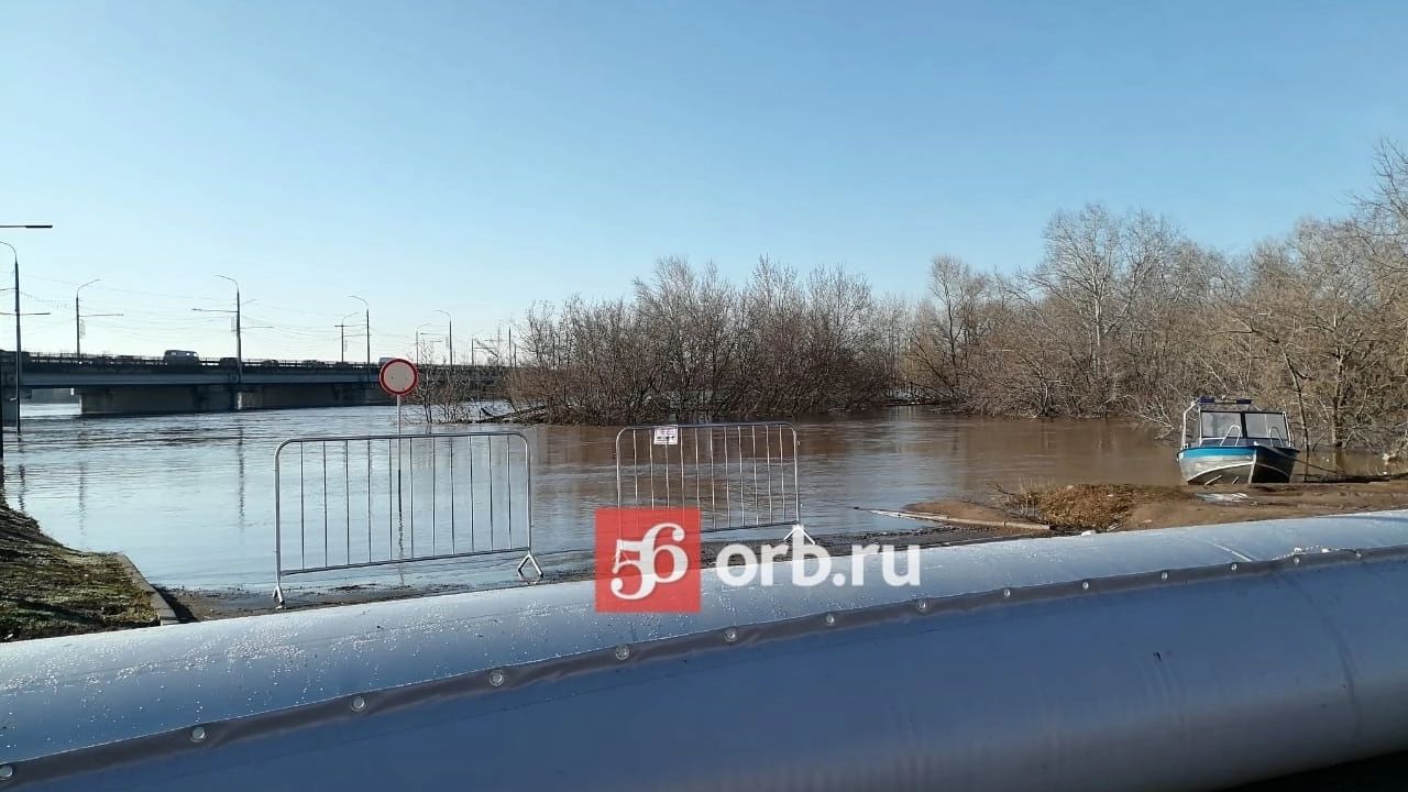 Как выглядит водоналивная дамба, установленная возле автомобильного ...