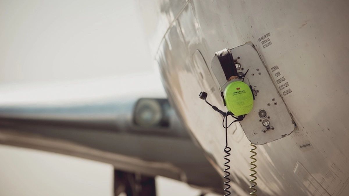 Пассажиров загоревшегося в Анталье SSJ-100 спас продавец фруктов из ...